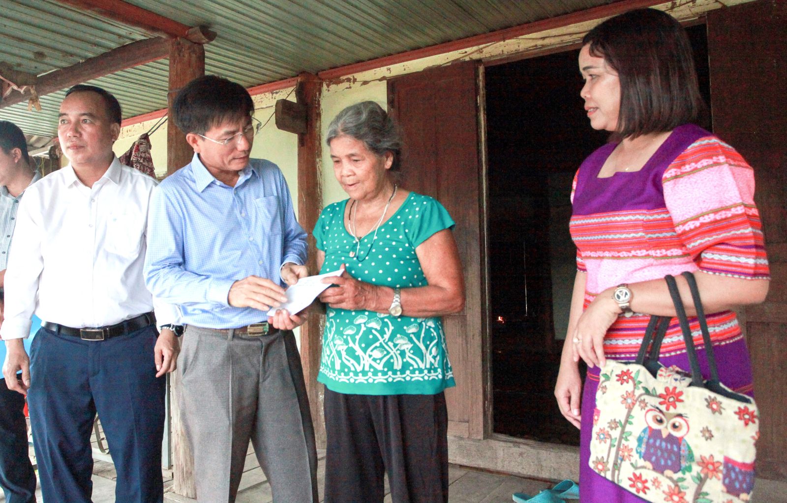 Phó Chủ tịch UBND tỉnh Nguyễn Ngọc Sâm thăm, tặng quà gia đình chính sách tiêu biểu tại xã Ya Ly